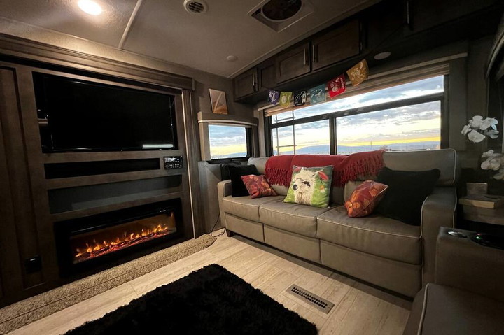 Spacious Camper On A Llama Rescue Ranch With Stunning Views Near Questa, New Mexico - New Mexico