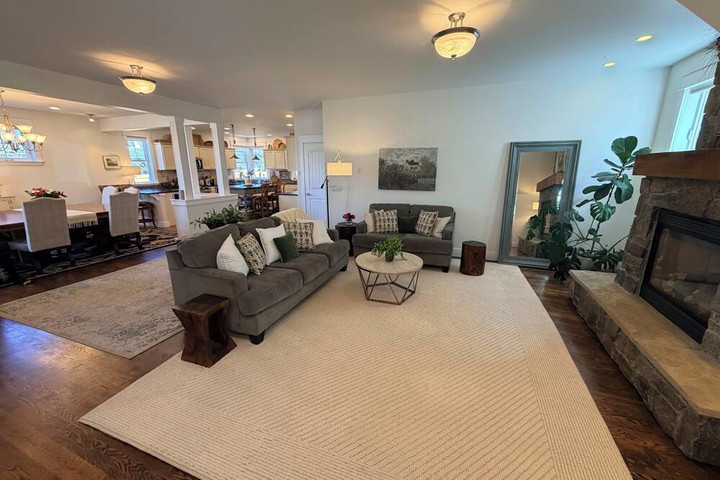 The Blue House: Spacious Home W/ Patio, Fenced Yard, Views, Close To Everything - Bozeman, MT