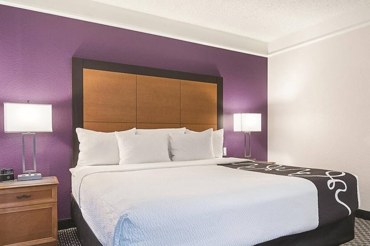 Get Ready For Adventure! Spacious Unit Awaits! Close To Ifly Indoor Skydiving! - Fontana, CA