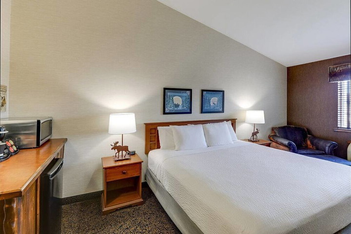 Indulge In Columbia's Rustic-charm Suites With Heated Pools & Bar - Columbia, MO