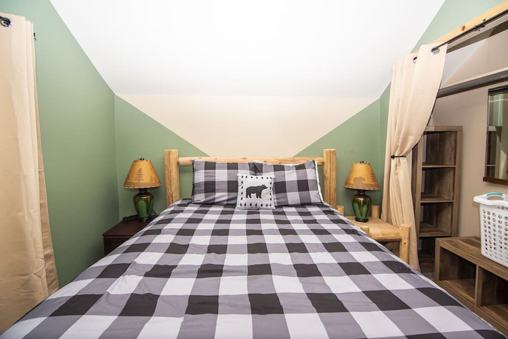 Th3-updated Apartment Downtown Munising, Walk To Attractions & Lake Superior - Munising, MI