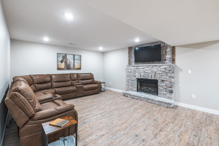 Luxury Home Overlooking Meramec River W Game Room, Private River Access - Cuba, MO