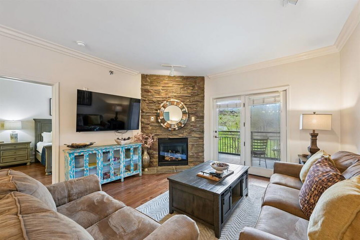 Baskins Creek 412 | Fireplace + Jetted Tub | Steps To Downtown Gatlinburg - Gatlinburg, TN