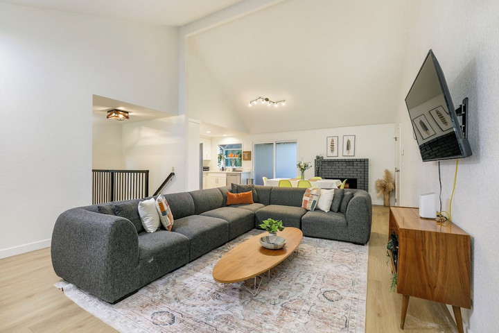 Sammamish Modern Family & Pet Friendly Home - Issaquah, WA