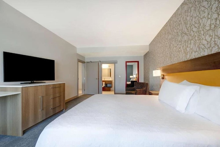 Urban Elegance! Kitchen, Pool, Free Breakfast, Pets Allowed! - Las Vegas