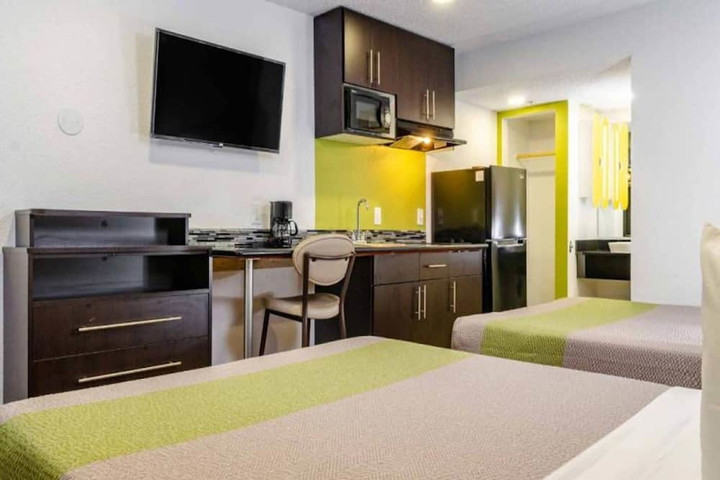 2 Queen Beds | Non-smoking, Kitchen - Fresno, CA