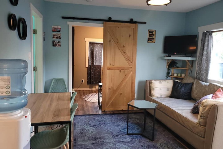 Chick Inn Cottage, Bain à Remous Privé, Lit Queen, Cour Clôturée! - Parksville
