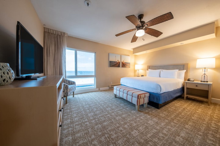 Sunny Beachside Stay With Ocean Views And Full Kitchen - Carlsbad, CA