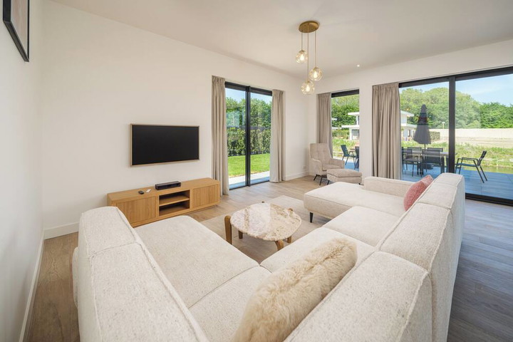 Luxe 10-persoons Villa Aan Het Water Met Hottub, 4 Slaapkamers En Een Slaapbank. Gelegen Op Villa Resort Harderwold, Vlakbij Harderwijk En Het Veluwemeer! - Lelystad
