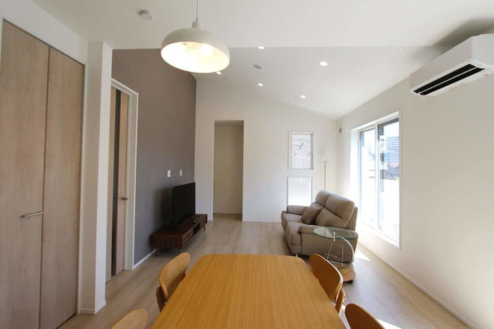 [New 2-story Home] - 2 Min To Station, Shops, Parking, Easy Disneyland Access!! - Chiba