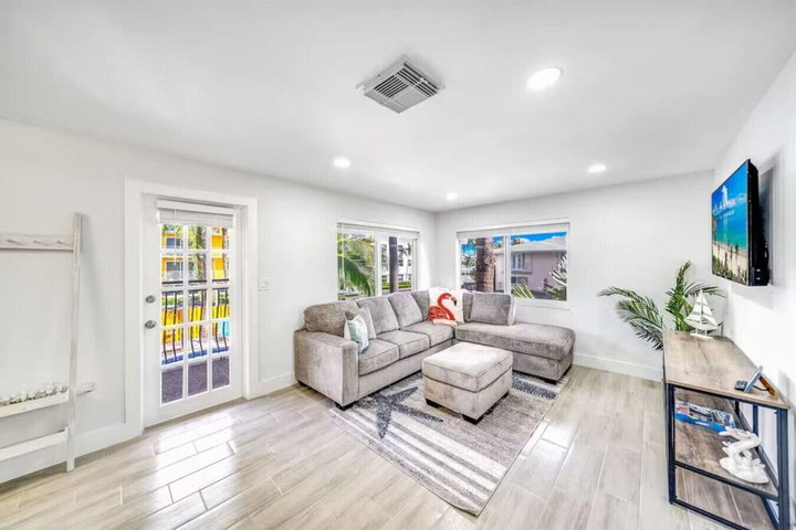 Tropical Paradise + Pool & Patio - Coconut Creek, FL