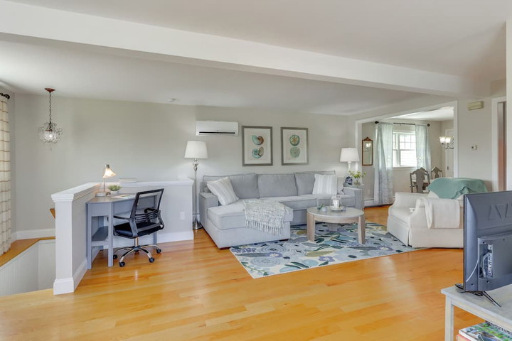Walk To Beaches: Sunny East Haven Home W/ Yard - New Haven, CT