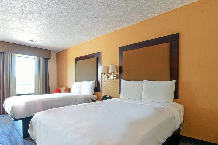Scottish Inns & Suites Shenandoah Woodlands Mall, Two Queen Room, Free Parking - The Woodlands, TX