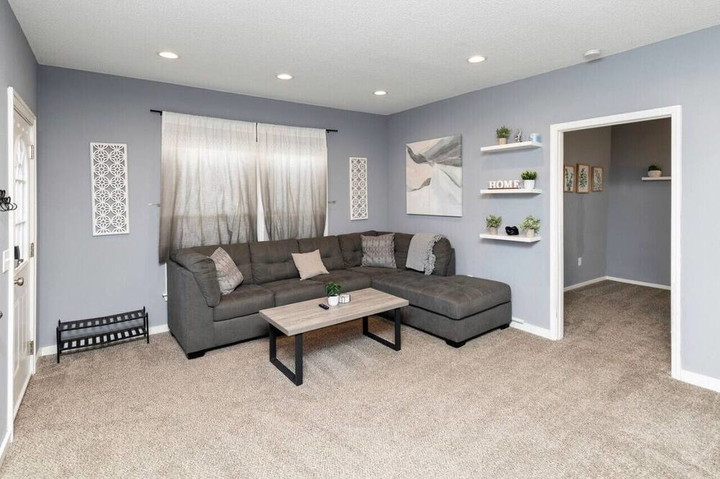 Quaint & Comfy 3 Bedroom - 3min To Downtown! - Altoona, IA