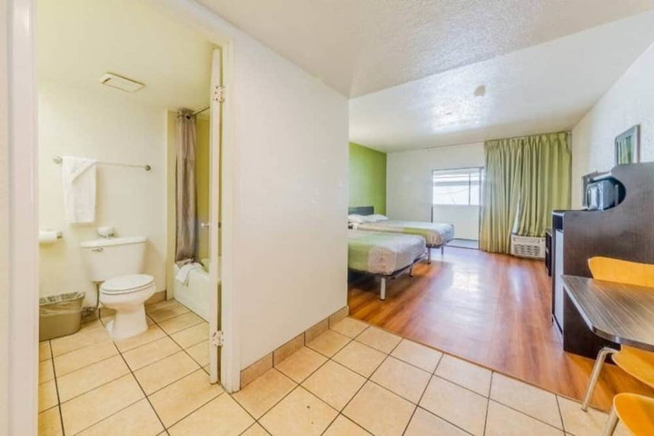 2 Queen Beds|smoking - Hemet, CA