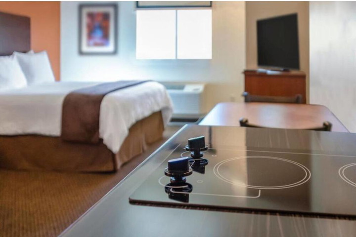 Relax In A Two Welcoming Room W/ Kitchenette - Jamestown, ND