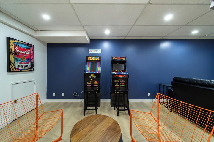 Older Home In Ne Edmonton With A Renovated Retro Interior: Hot Tub, Sauna, Pac-man & Street Fighter Arcade, Home Theater With Projector & Popcorn Machine. 16 Min To Downtown, 8 Min To Rundle Park Golf. Pool Closed For The Season. Up To 12 Guests. - 