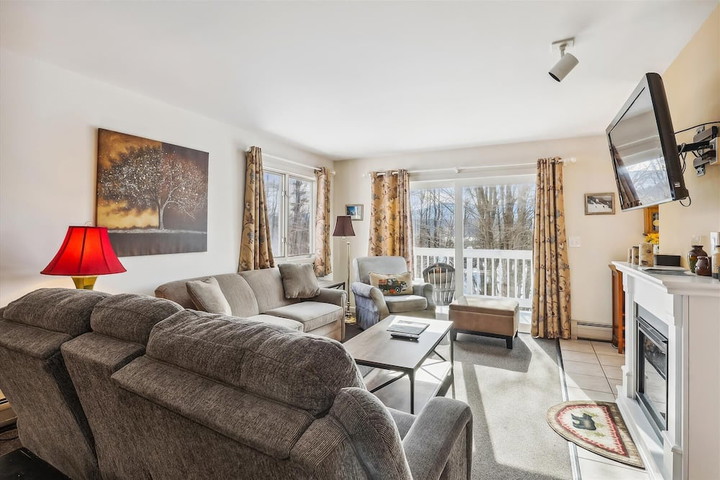 Mountainside Condo J201: 2 Br, Resort Pool, Hot Tub, Sauna & Gym In Great Location! - Stowe, VT
