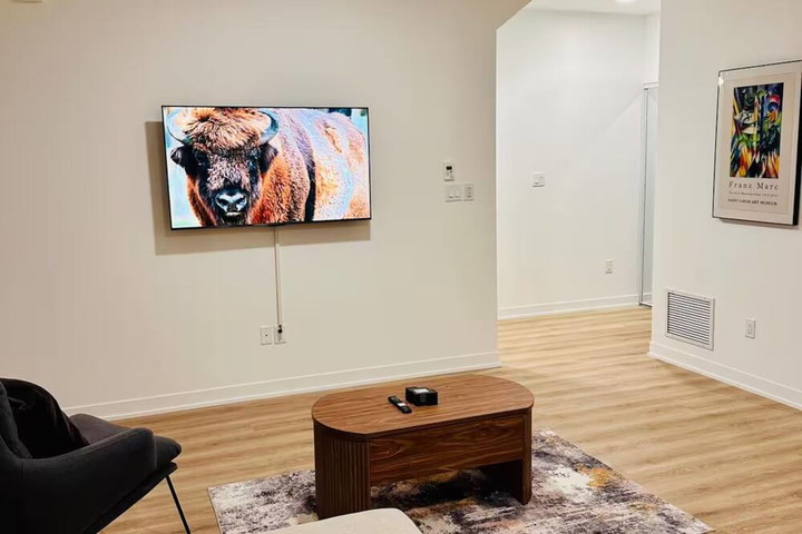 Modern & Cozy Townhouse - 2 Bed + 3 Bath W/parking - Brampton