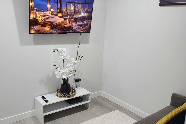 Modern, Serene & Cozy 2 Bedroom | Ideal For Travelers, Families & Work Trips - ウィニペグ