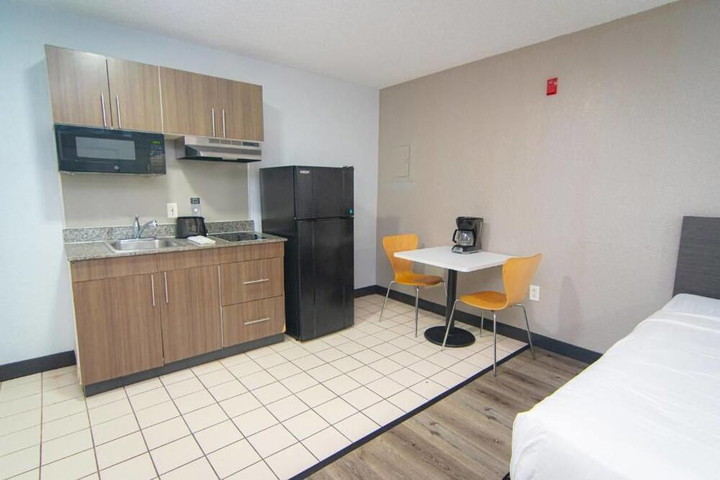 Budget-friendly Room | Free Parking | Close To Downtown West Palm Beach  3 Mi - Palm Beach, FL