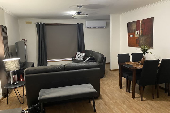 Quiet And Comfortable 2 Bedroom Apartment, 65 Inch Smart Tv - Albury