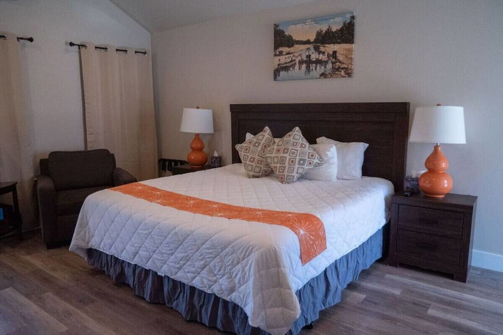 River View Deluxe King Cabin #19 - Kerrville, TX