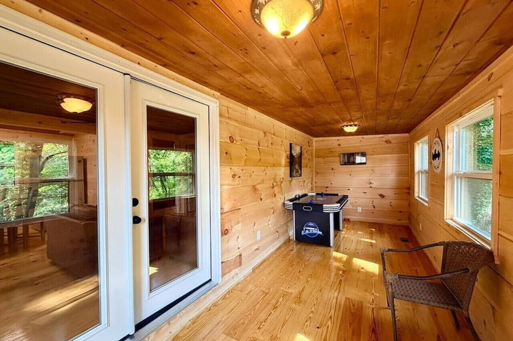 Rafter Rapids] Hot Tub Air Hockey Fireplace - Tellico Plains, TN