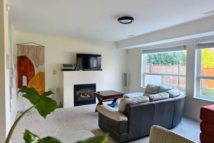 Spacious 2-bedroom Suite Near Cultus Lake With Private Entrance & Patio - Chilliwack