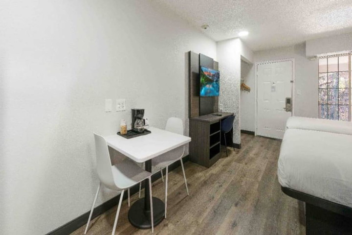 2 Beds | Smoking, Deluxe - Lithonia, GA