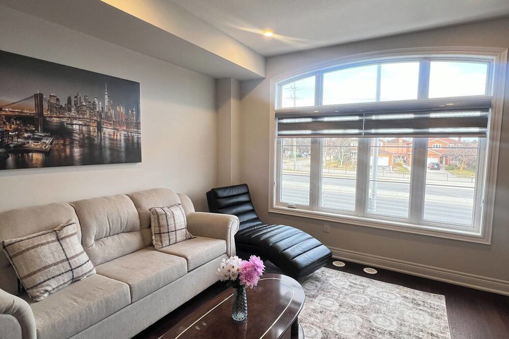Stylish Three-level Oakville Townhome Near Toronto With Parking And Balconies - Oakville
