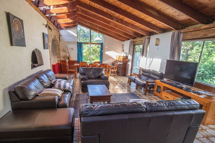 Quirky 4-bedroom Home With Gardens, Wildlife, Privacy, Peace - 4 Mins To Beaches - Salamander Bay
