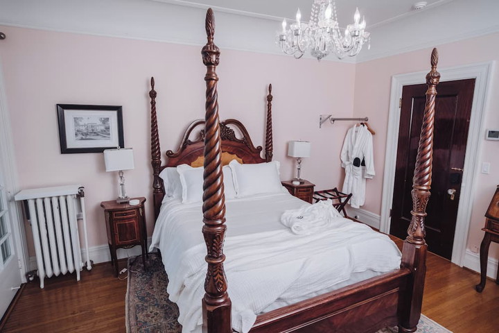 The Ike & Mamie Room @ Portland's White House Bed & Breakfast - Portland, OR