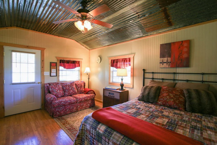 1 Room Cabin Getaway, Quiet Country Views, Wildlife, Pet Friendly - Kerrville, TX
