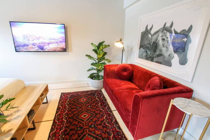 Market #6 · Stellar Suites | Ruby King Suite In Nulu | Bikes - Louisville, KY