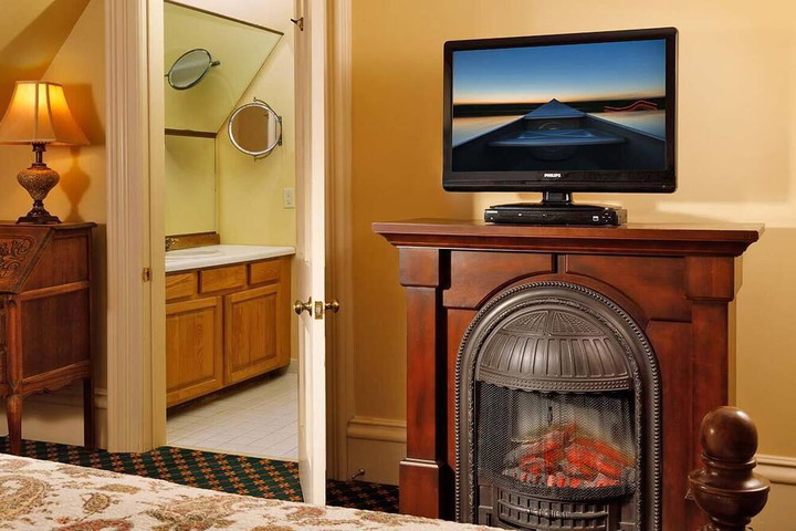 Experience A Relaxing, Cozy And Friendly Stay. Walking Distance To Downtown! - Kalamazoo, MI