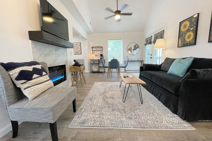 Cottage 7 Blue, Pet-friendly One-bedroom Cottage With Loft, Hot Tub - Wimberley, TX