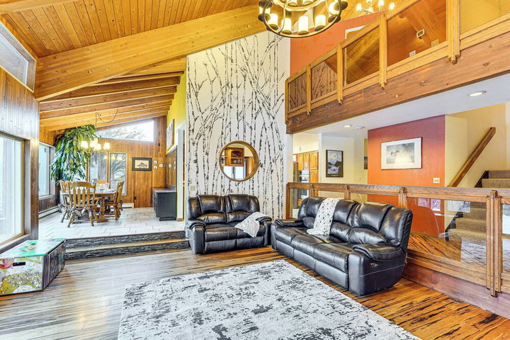 Hike, Ski & Soak! Spacious Anchorage Getaway - Anchorage, AK