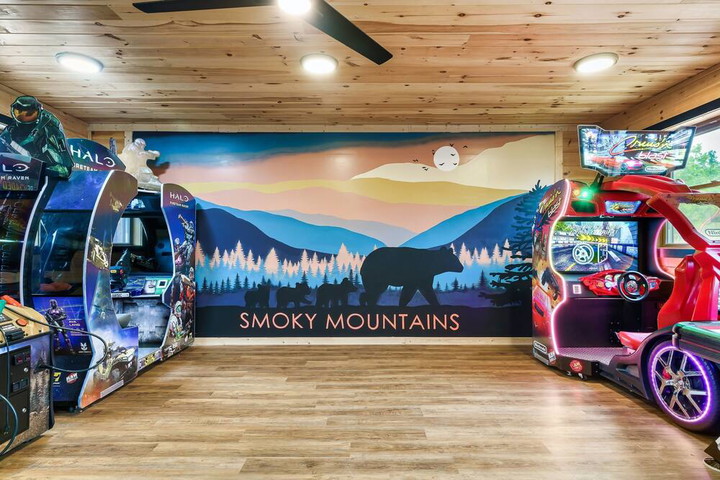 270° Mt Leconte Views, Sleeps 25, Theater, Arcade, Hot Tub, Fire Pit, Pets Ok - Gatlinburg, TN