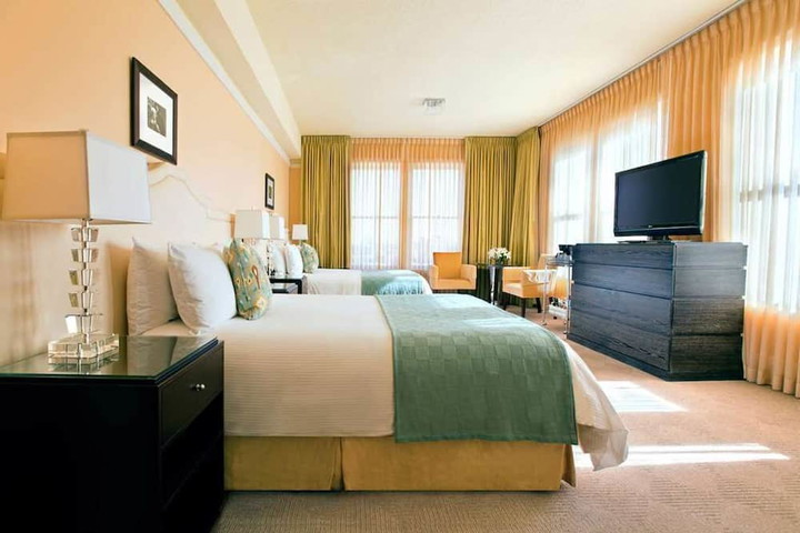 Ada Room W/ Roll-in Shower | 2 Queen Beds - Portland, OR