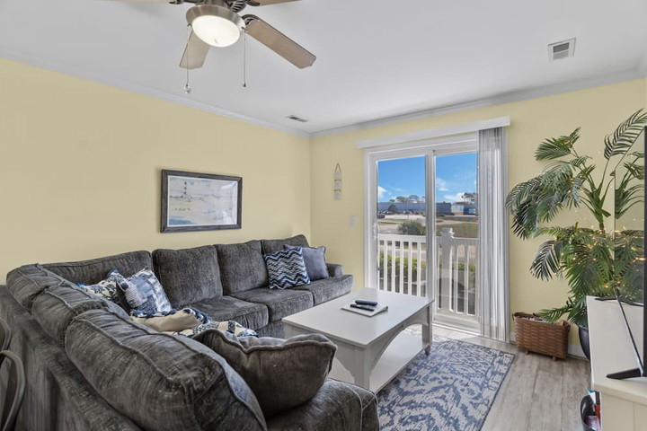 Blue Wolf Retreat! One Block To Beach! Pool, Pets, And Walk To Groceries & More! - Oak Island, NC