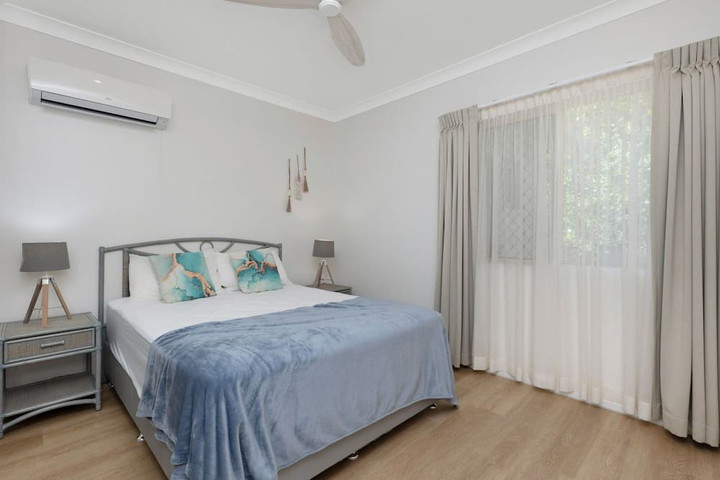 Beautifully Renovated Pet Friendly Unit With Garden Views And Glimpses Of The Ocean! - Townsville