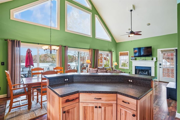 Hot Tub, Boat Dock, Large Deck, Firepit, Tiki Bar, Pool! - Lake Gaston