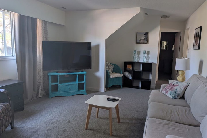 Central 2 Bedroom Suite, Full Kitchen, Living Room With Private Entrance. - Penticton