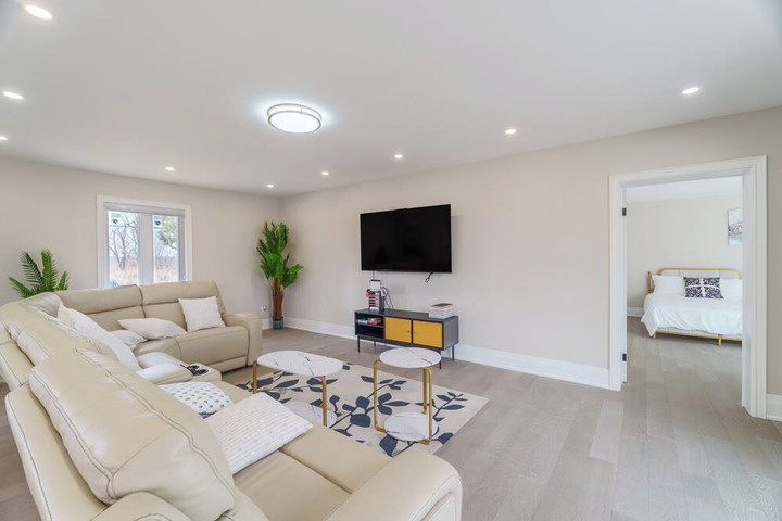 Bright Lakeside Cottage | 4br & 16 Guest Max | Private Dock & Nature Retreat - Innisfil