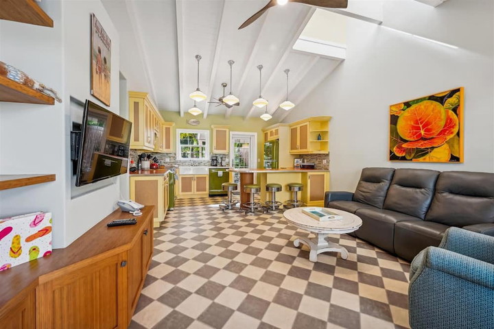 Cozy Retro Cottage Located Less Then 2 Blocks From The Gulf Beach - Heated Pool In Private Oasis! - Anna Maria, FL