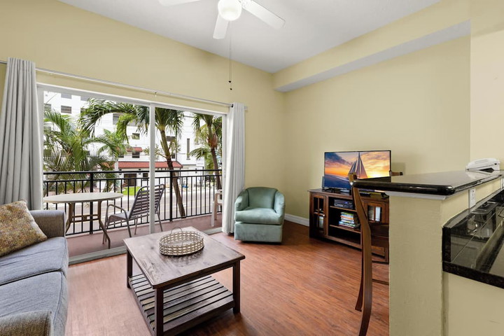 Madeira Bay Resort Ii  Beachside Comfort With Balcony & Poolside Perks - Madeira Beach, FL