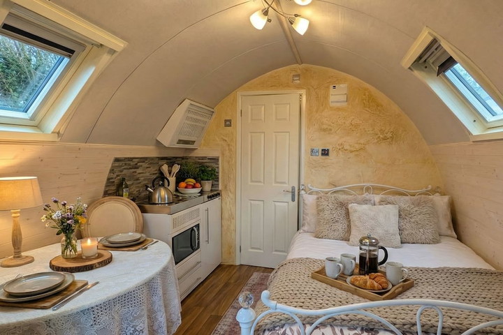 Honeysuckle - Country Cottage Themed Glamping Pod - Hereford