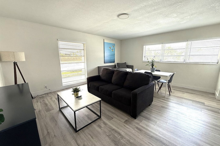 Pet-friendly 1br  75 Yards To Beach  Pool - Deerfield Beach, FL