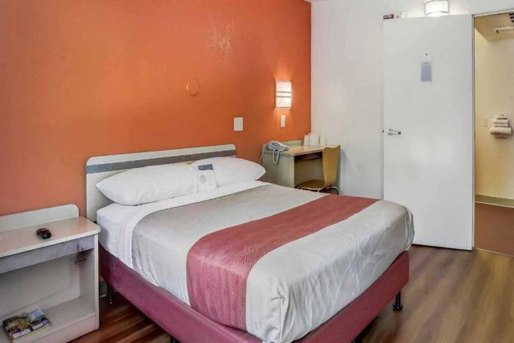 1 Queen Bed | Smoking - Medford, OR
